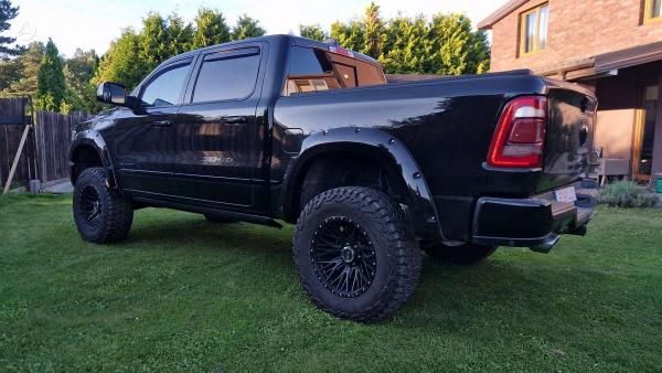 Black Dodge RAM 2019 in Kretinga, with an engine capacity of 5.70 L and mileage of 155 thousand km for 38200 €, photo 7 on AUTOMOTO.COM.LV