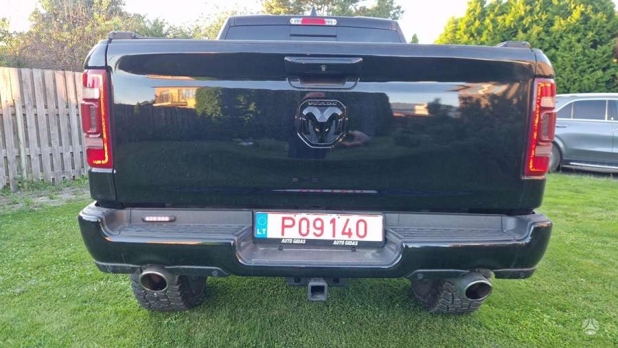 Black Dodge RAM 2019 in Kretinga, with an engine capacity of 5.70 L and mileage of 155 thousand km for 38200 €, photo 9 on AUTOMOTO.COM.LV