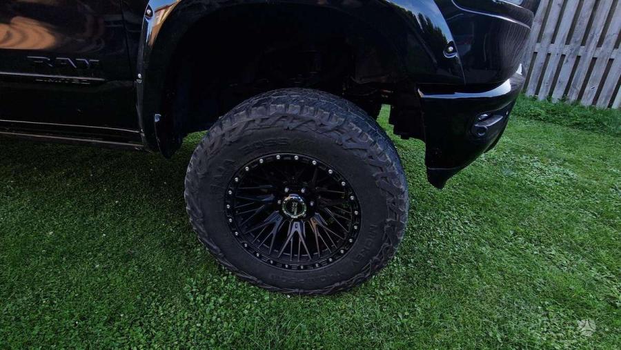 Black Dodge RAM 2019 in Kretinga, with an engine capacity of 5.70 L and mileage of 155 thousand km for 38200 €, photo 10 on AUTOMOTO.COM.LV