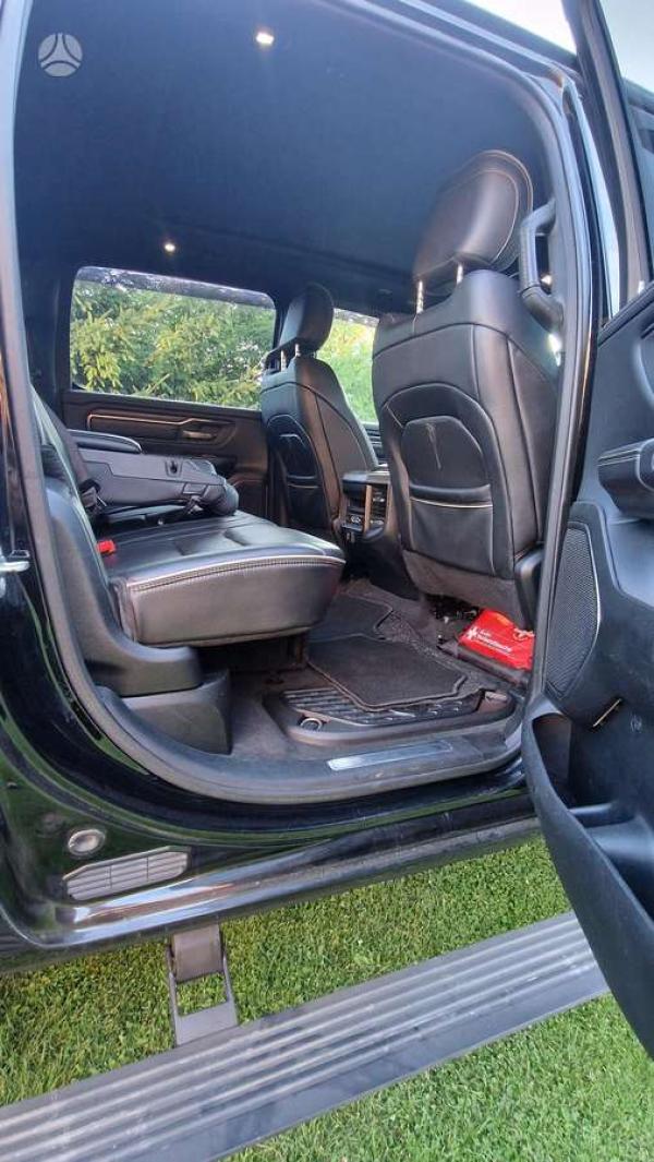 Black Dodge RAM 2019 in Kretinga, with an engine capacity of 5.70 L and mileage of 155 thousand km for 38200 €, photo 10 on AUTOMOTO.COM.LV