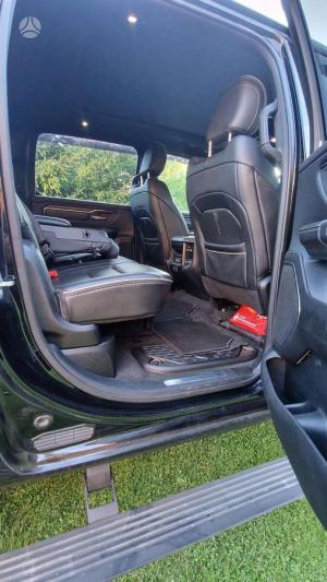 Black Dodge RAM 2019 in Kretinga, with an engine capacity of 5.70 L and mileage of 155 thousand km for 38200 €, photo 11 on AUTOMOTO.COM.LV