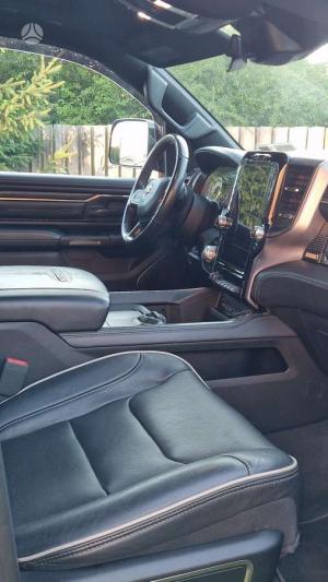 Black Dodge RAM 2019 in Kretinga, with an engine capacity of 5.70 L and mileage of 155 thousand km for 38200 €, photo 12 on AUTOMOTO.COM.LV