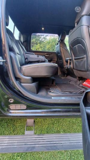 Black Dodge RAM 2019 in Kretinga, with an engine capacity of 5.70 L and mileage of 155 thousand km for 38200 €, photo 13 on AUTOMOTO.COM.LV