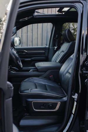 Black Dodge RAM 2019 in Kretinga, with an engine capacity of 5.70 L and mileage of 155 thousand km for 38200 €, photo 17 on AUTOMOTO.COM.LV