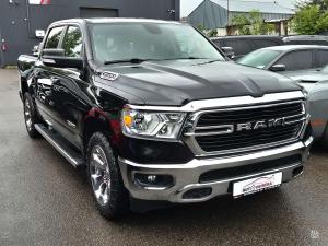 Melns Dodge RAM 2019 Viļņa, ar dzinēja tilpumu 5.65 L un nobraukumu 209 tūkst. km par 23500 €, foto  vietnē AUTOMOTO.COM.LV