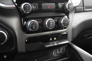 Melns Dodge RAM 2019 Viļņa, ar dzinēja tilpumu 5.65 L un nobraukumu 209 tūkst. km par 23500 €, foto 21 vietnē AUTOMOTO.COM.LV