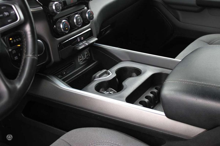 Melns Dodge RAM 2019 Viļņa, ar dzinēja tilpumu 5.65 L un nobraukumu 209 tūkst. km par 23500 €, foto 23 vietnē AUTOMOTO.COM.LV