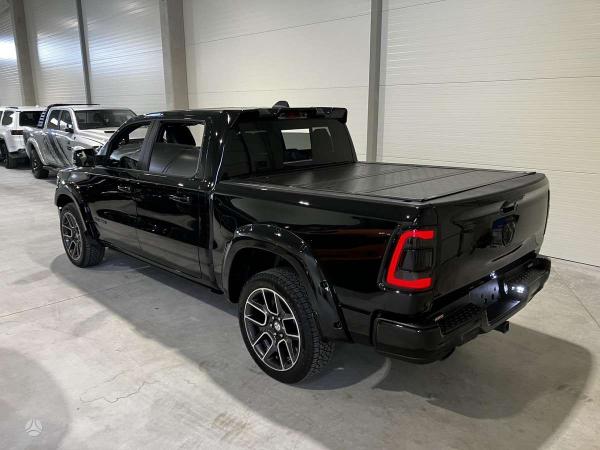 Black Dodge RAM 2019 in Klaipeda, with an engine capacity of 5.70 L and mileage of 93 thousand km for 39930 €, photo 5 on AUTOMOTO.COM.LV