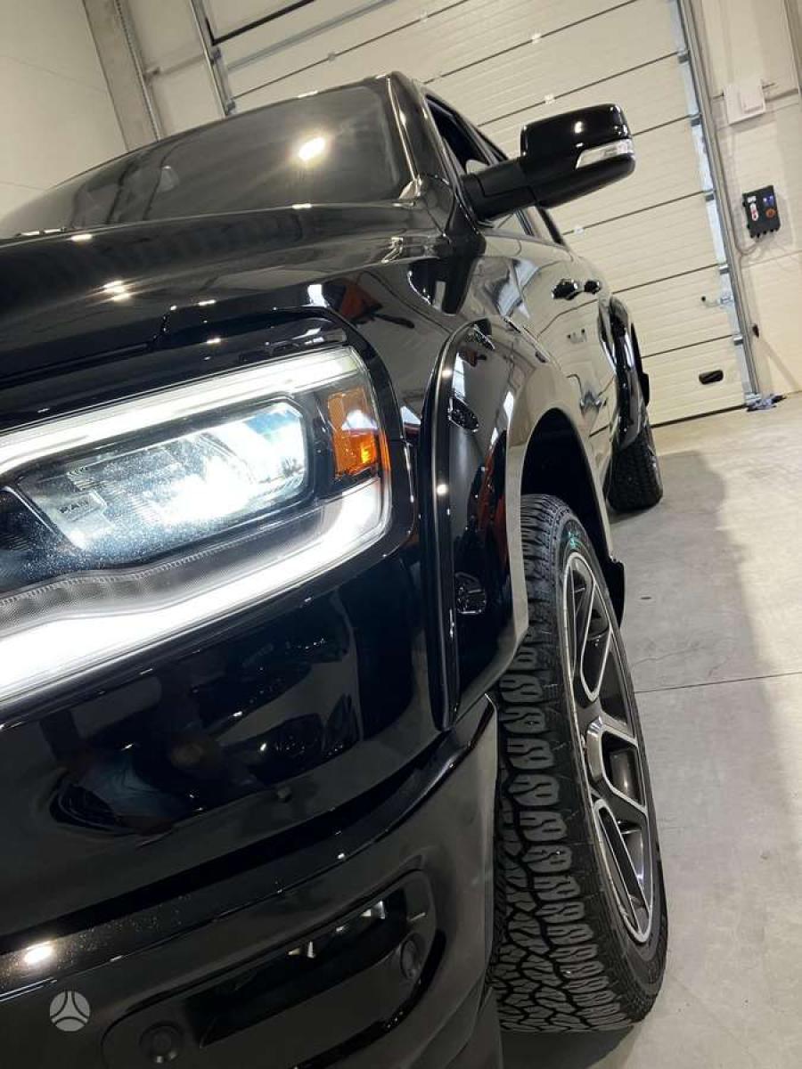 Melns Dodge RAM 2019 Klaipėda, ar dzinēja tilpumu 5.70 L un nobraukumu 93 tūkst. km par 39930 €, foto 15 vietnē AUTOMOTO.COM.LV