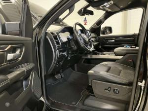 Melns Dodge RAM 2019 Klaipėda, ar dzinēja tilpumu 5.70 L un nobraukumu 93 tūkst. km par 39930 €, foto 16 vietnē AUTOMOTO.COM.LV