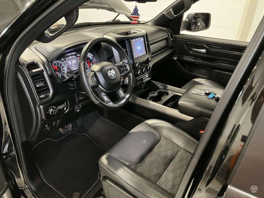 Melns Dodge RAM 2019 Klaipėda, ar dzinēja tilpumu 5.70 L un nobraukumu 93 tūkst. km par 39930 €, foto 18 vietnē AUTOMOTO.COM.LV