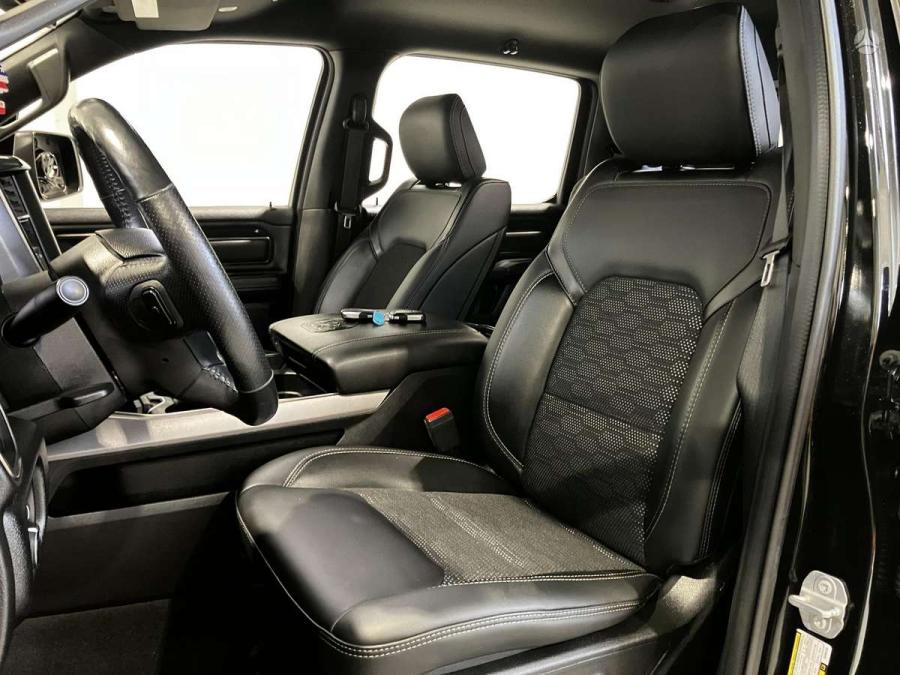 Melns Dodge RAM 2019 Klaipėda, ar dzinēja tilpumu 5.70 L un nobraukumu 93 tūkst. km par 39930 €, foto 20 vietnē AUTOMOTO.COM.LV