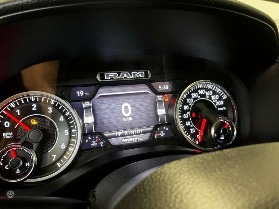 Melns Dodge RAM 2019 Klaipėda, ar dzinēja tilpumu 5.70 L un nobraukumu 93 tūkst. km par 39930 €, foto 24 vietnē AUTOMOTO.COM.LV