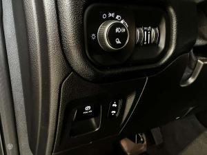 Melns Dodge RAM 2019 Klaipėda, ar dzinēja tilpumu 5.70 L un nobraukumu 93 tūkst. km par 39930 €, foto 28 vietnē AUTOMOTO.COM.LV