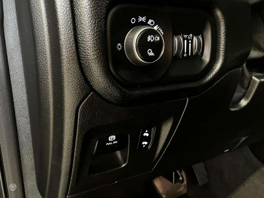 Melns Dodge RAM 2019 Klaipėda, ar dzinēja tilpumu 5.70 L un nobraukumu 93 tūkst. km par 39930 €, foto 28 vietnē AUTOMOTO.COM.LV