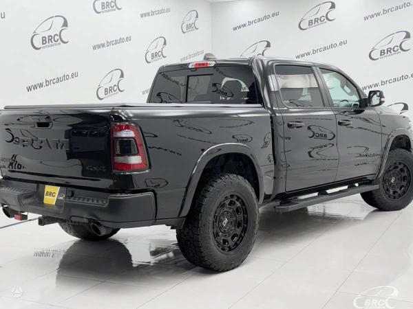 Melns Dodge RAM 2020 Viļņa, ar dzinēja tilpumu 5.65 L un nobraukumu 115 tūkst. km par 37900 €, foto 3 vietnē AUTOMOTO.COM.LV