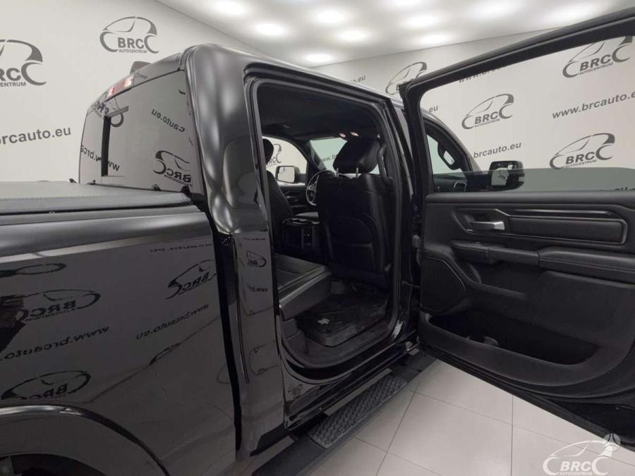 Melns Dodge RAM 2020 Viļņa, ar dzinēja tilpumu 5.65 L un nobraukumu 115 tūkst. km par 37900 €, foto 16 vietnē AUTOMOTO.COM.LV