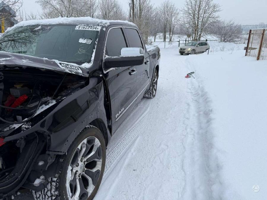 Черный Додж РАМ 2020 в Вильнюс, объемом двигателя 5.70 л и пробегом 65 тыс. км за 25500 €, фото 4 на AUTOMOTO.COM.LV