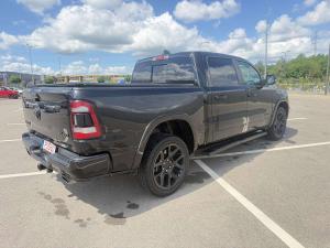 Black Dodge RAM 2020 in Kaunas, with an engine capacity of 5.70 L and mileage of 39 thousand km for 32000 €, photo 5 on AUTOMOTO.COM.LV
