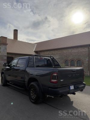 Black Dodge RAM 2020 in Bauska, with an engine capacity of 3.00 L and mileage of 130 thousand km for 39000 €, photo 4 on AUTOMOTO.COM.LV
