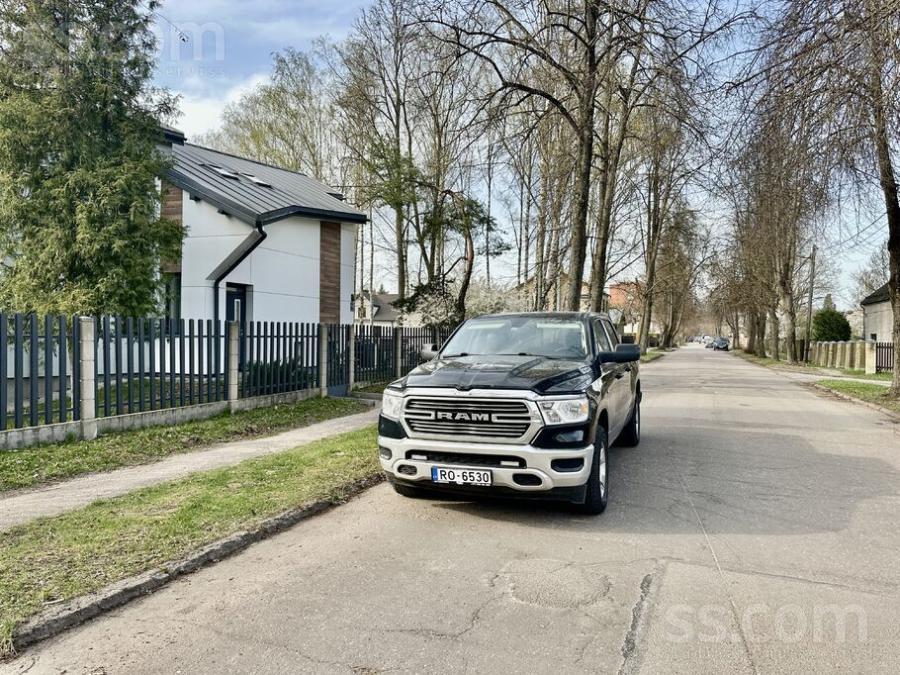 Melns Dodge RAM 2021 Rīga, ar dzinēja tilpumu 5.70 L un nobraukumu 66 tūkst. km par 29950 €, foto 2 vietnē AUTOMOTO.COM.LV