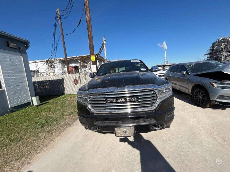 Black Dodge RAM 2021 in Vilnius, with an engine capacity of 5.70 L and mileage of 72 thousand km for 31500 €, photo 6 on AUTOMOTO.COM.LV