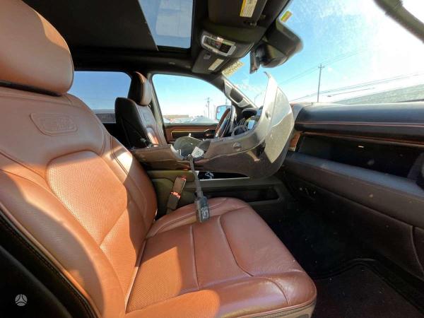 Black Dodge RAM 2021 in Vilnius, with an engine capacity of 5.70 L and mileage of 72 thousand km for 31500 €, photo 11 on AUTOMOTO.COM.LV