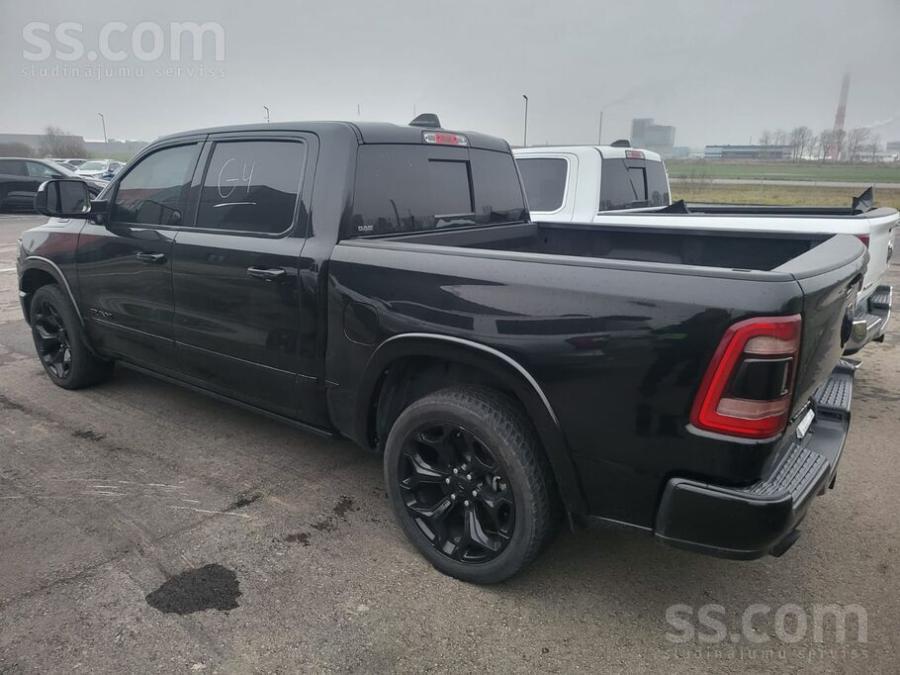 Black Dodge RAM 2021 in Riga, with an engine capacity of 5.70 L and mileage of 125 thousand km for 51000 €, photo 4 on AUTOMOTO.COM.LV