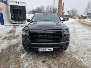 Melns Dodge RAM 2021 Viļņa, ar dzinēja tilpumu 5.70 L un nobraukumu 64 tūkst. km par 58080 €, foto 2 vietnē AUTOMOTO.COM.LV