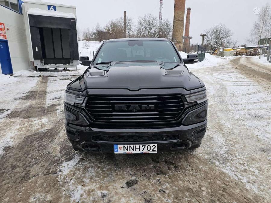 Melns Dodge RAM 2021 Viļņa, ar dzinēja tilpumu 5.70 L un nobraukumu 64 tūkst. km par 58080 €, foto 2 vietnē AUTOMOTO.COM.LV
