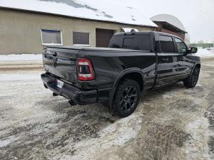 Melns Dodge RAM 2021 Viļņa, ar dzinēja tilpumu 5.70 L un nobraukumu 64 tūkst. km par 58080 €, foto 4 vietnē AUTOMOTO.COM.LV