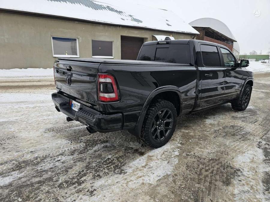 Melns Dodge RAM 2021 Viļņa, ar dzinēja tilpumu 5.70 L un nobraukumu 64 tūkst. km par 58080 €, foto 4 vietnē AUTOMOTO.COM.LV