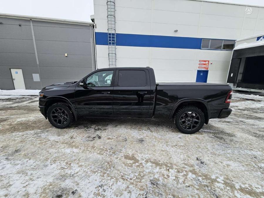Melns Dodge RAM 2021 Viļņa, ar dzinēja tilpumu 5.70 L un nobraukumu 64 tūkst. km par 58080 €, foto 5 vietnē AUTOMOTO.COM.LV