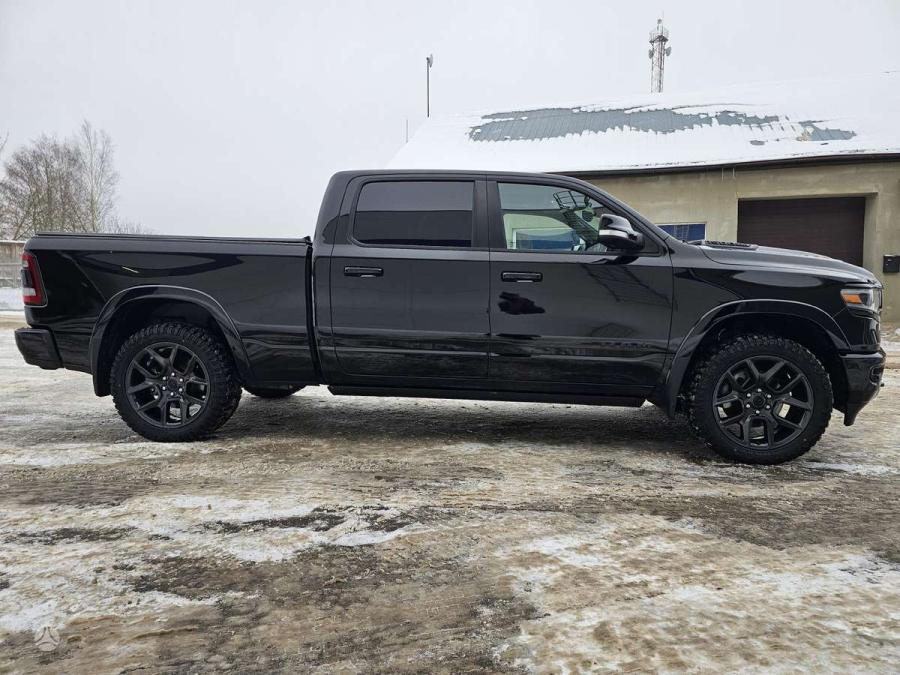 Melns Dodge RAM 2021 Viļņa, ar dzinēja tilpumu 5.70 L un nobraukumu 64 tūkst. km par 58080 €, foto 9 vietnē AUTOMOTO.COM.LV