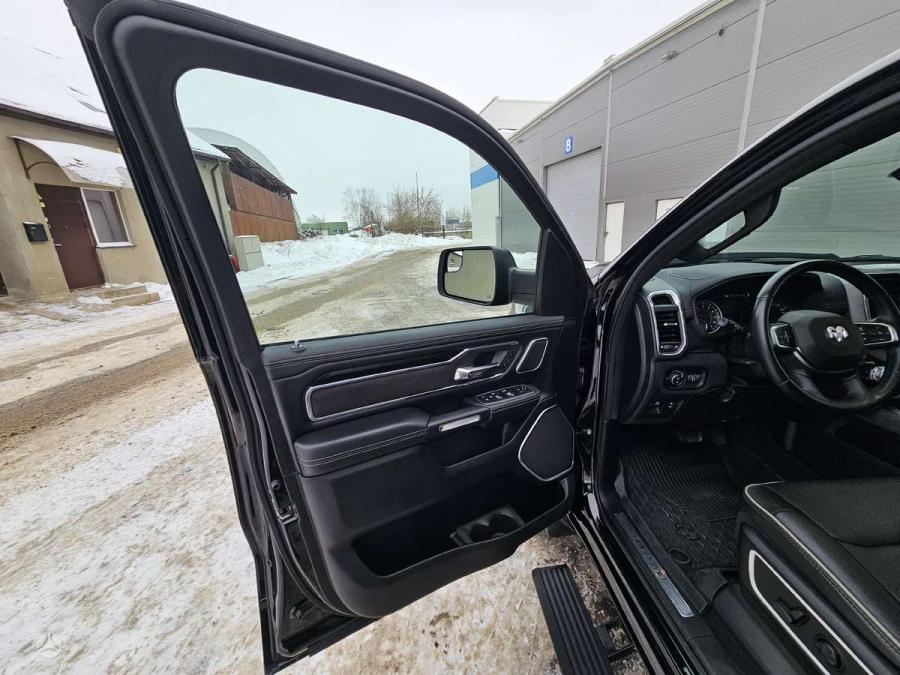 Melns Dodge RAM 2021 Viļņa, ar dzinēja tilpumu 5.70 L un nobraukumu 64 tūkst. km par 58080 €, foto 34 vietnē AUTOMOTO.COM.LV