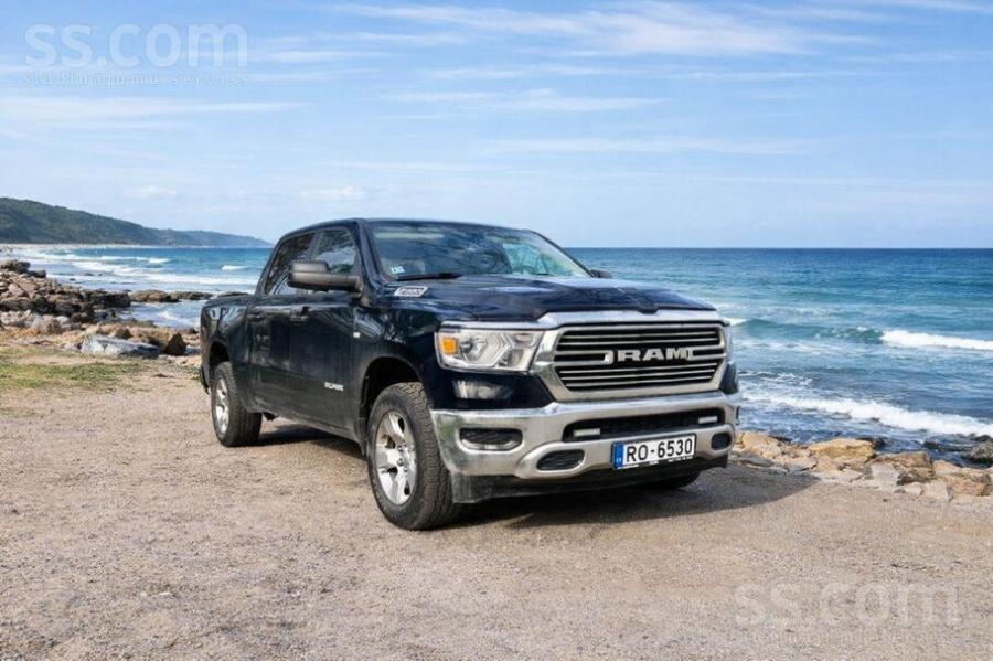 Черный Додж РАМ 2021 в Рига, объемом двигателя 5.70 л и пробегом 65 тыс. км за 29900 €, фото 1 на AUTOMOTO.COM.LV