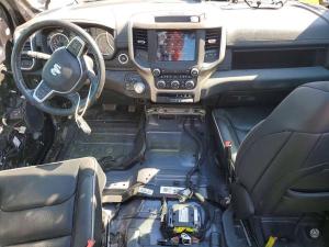 Black Dodge RAM 2021 in Ukmerge, with an engine capacity of 5.70 L and mileage of 70 thousand km for 19999 €, photo 9 on AUTOMOTO.COM.LV