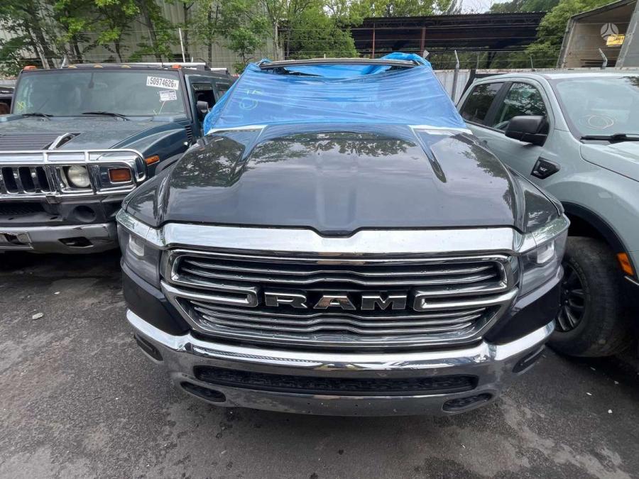 Black Dodge RAM 2021 in Ukmerge, with an engine capacity of 5.70 L and mileage of 70 thousand km for 19999 €, photo 15 on AUTOMOTO.COM.LV