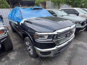 Black Dodge RAM 2021 in Ukmerge, with an engine capacity of 5.70 L and mileage of 70 thousand km for 19999 €, photo 16 on AUTOMOTO.COM.LV