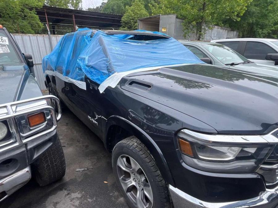 Black Dodge RAM 2021 in Ukmerge, with an engine capacity of 5.70 L and mileage of 70 thousand km for 19999 €, photo 17 on AUTOMOTO.COM.LV