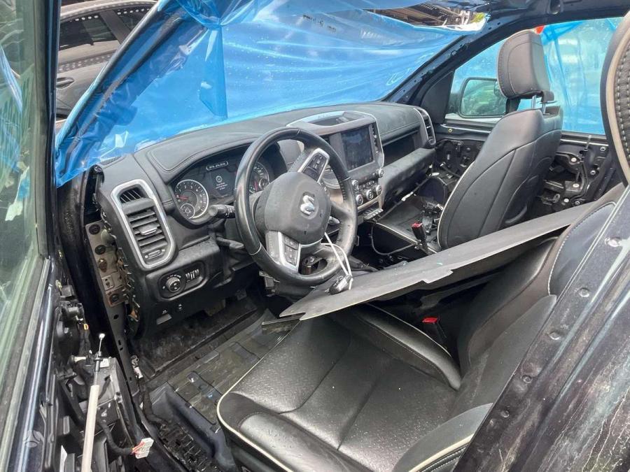 Black Dodge RAM 2021 in Ukmerge, with an engine capacity of 5.70 L and mileage of 70 thousand km for 19999 €, photo 26 on AUTOMOTO.COM.LV