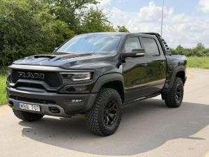 Melns Dodge RAM 2021 Vilkaviškis, ar dzinēja tilpumu 6.20 L un nobraukumu 75 tūkst. km par 77440 €, foto  vietnē AUTOMOTO.COM.LV
