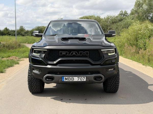 Black Dodge RAM 2021 in Vilkaviskis, with an engine capacity of 6.20 L and mileage of 75 thousand km for 77440 €, photo 2 on AUTOMOTO.COM.LV