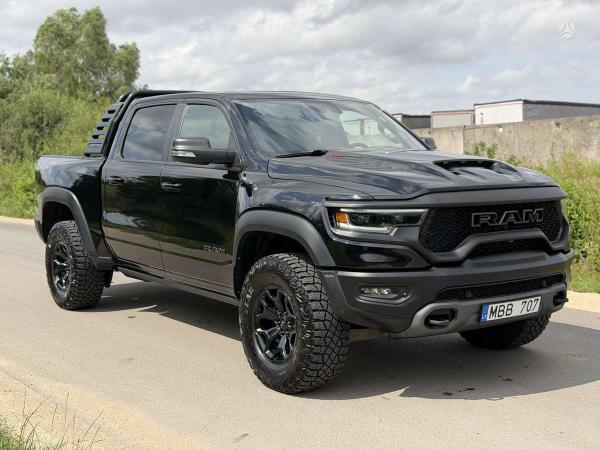 Black Dodge RAM 2021 in Vilkaviskis, with an engine capacity of 6.20 L and mileage of 75 thousand km for 77440 €, photo 3 on AUTOMOTO.COM.LV