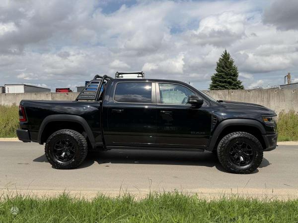 Black Dodge RAM 2021 in Vilkaviskis, with an engine capacity of 6.20 L and mileage of 75 thousand km for 77440 €, photo 4 on AUTOMOTO.COM.LV