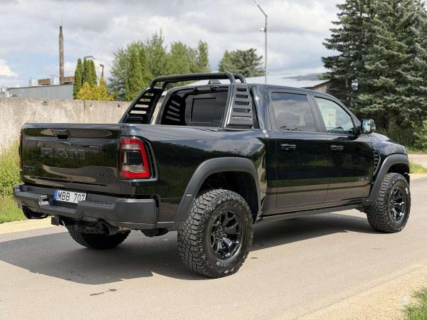 Black Dodge RAM 2021 in Vilkaviskis, with an engine capacity of 6.20 L and mileage of 75 thousand km for 77440 €, photo 5 on AUTOMOTO.COM.LV