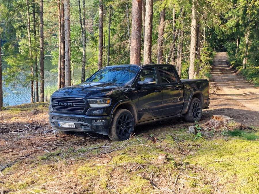 Melns Dodge RAM 2021 Viļņa, ar dzinēja tilpumu 5.65 L un nobraukumu 200 tūkst. km par 42350 €, foto 1 vietnē AUTOMOTO.COM.LV
