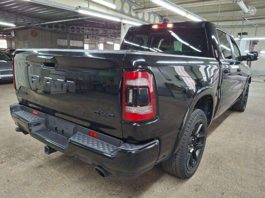 Melns Dodge RAM 2021 Viļņa, ar dzinēja tilpumu 5.65 L un nobraukumu 200 tūkst. km par 42350 €, foto 8 vietnē AUTOMOTO.COM.LV