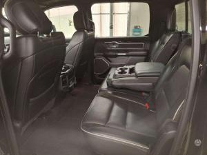 Melns Dodge RAM 2021 Viļņa, ar dzinēja tilpumu 5.65 L un nobraukumu 200 tūkst. km par 42350 €, foto 10 vietnē AUTOMOTO.COM.LV