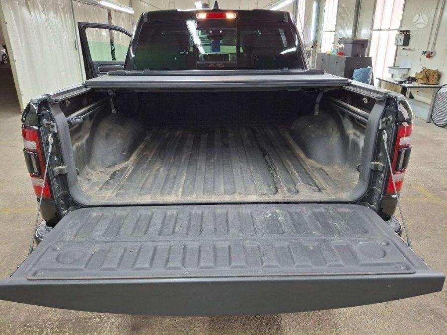 Melns Dodge RAM 2021 Viļņa, ar dzinēja tilpumu 5.65 L un nobraukumu 200 tūkst. km par 42350 €, foto 12 vietnē AUTOMOTO.COM.LV